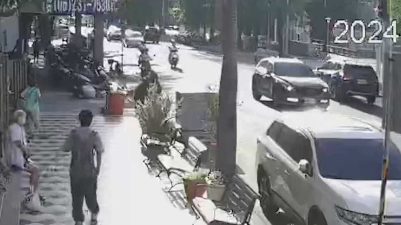 台南成大校區外1死4傷 2小車對衝再噴撞6機車搶救中 | 播吧BOBA | ETtoday新聞雲