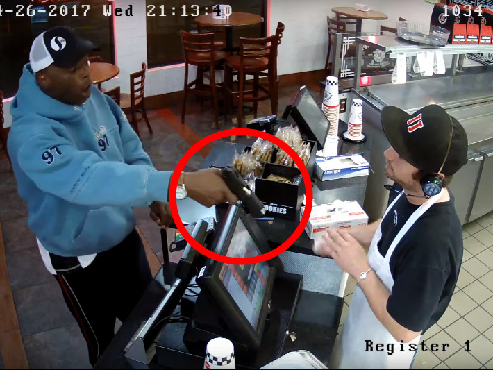 店員遇搶「槍口抵頭」沒在怕 一張厭世臉被讚史上最冷靜 | 轉轉小宇宙 | 鍵盤大檸檬 | ETtoday新聞雲