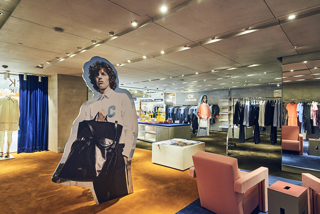 巨型模特兒立牌陪逛街 CK CALVIN KLEIN漢神概念店連沙發都精彩 | ET Fashion | ETtoday新聞雲
