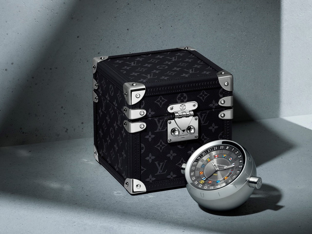 LV 13萬桌鐘當書桌最美風景 配經典硬箱伴奢華旅行 | ET Fashion | ETtoday新聞雲