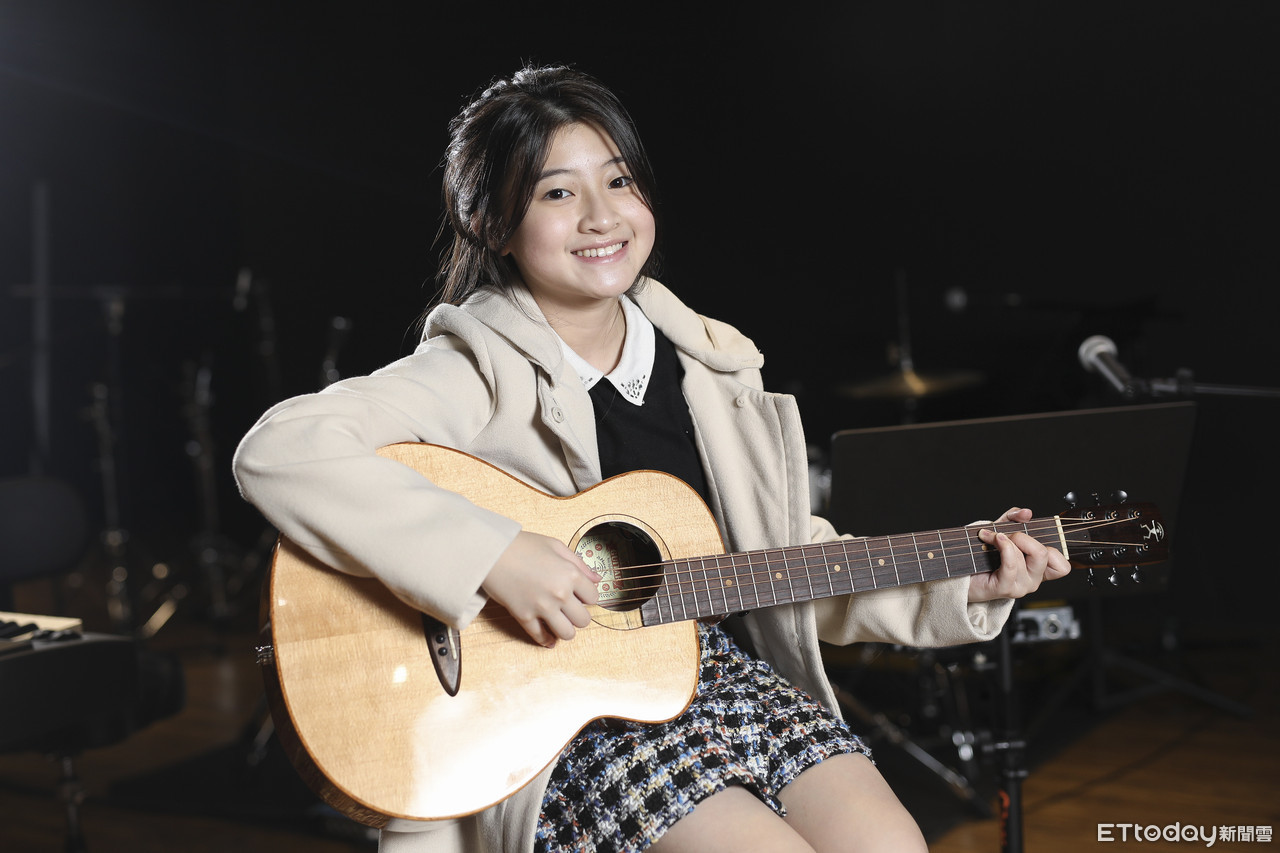 蓋兒Gail「扛14公斤書」邊工作！ 樂當「學霸」不喊苦 | ETtoday星光雲 | ETtoday新聞雲