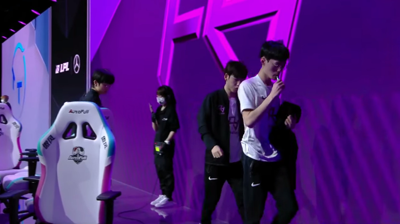 FOFO又闖禍！比賽結束「直接抽煙」 粉絲心碎：只有他一直出問題 | ETtoday遊戲雲 | ETtoday新聞雲