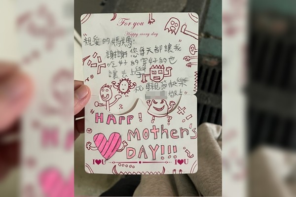 撿到母親節賀卡！PTT神人「細節肉搜」還給國小童 全程曝光網哭了 | ETtoday網搜新聞 | ETtoday新聞雲