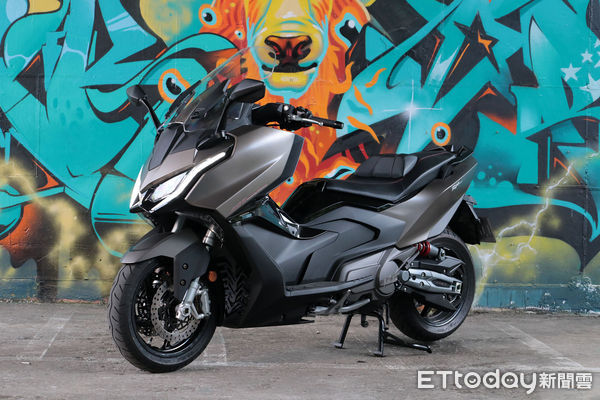 37.6萬！光陽「AK550 Premium」改款體驗 國產紅牌重機標杆升級 | ETtoday車雲 | ETtoday新聞雲