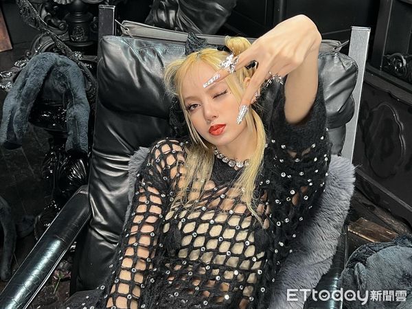 Lisa甜酷風水晶項鍊閃爆 泰勒絲拷貝脫衣舞孃造型也愛戴 | ET Fashion | ETtoday新聞雲