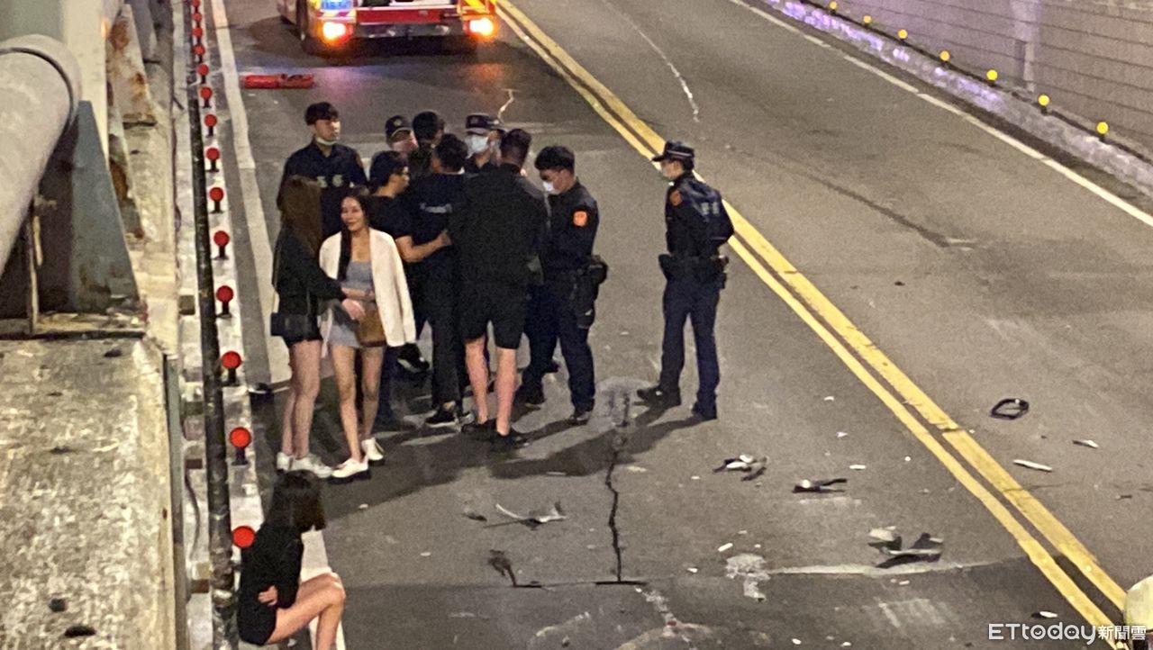 屁孩行政院前飆車翻覆1死！熱褲妹冷眼說笑 警局當家：我要尿尿 Ettoday社會新聞 Ettoday新聞雲