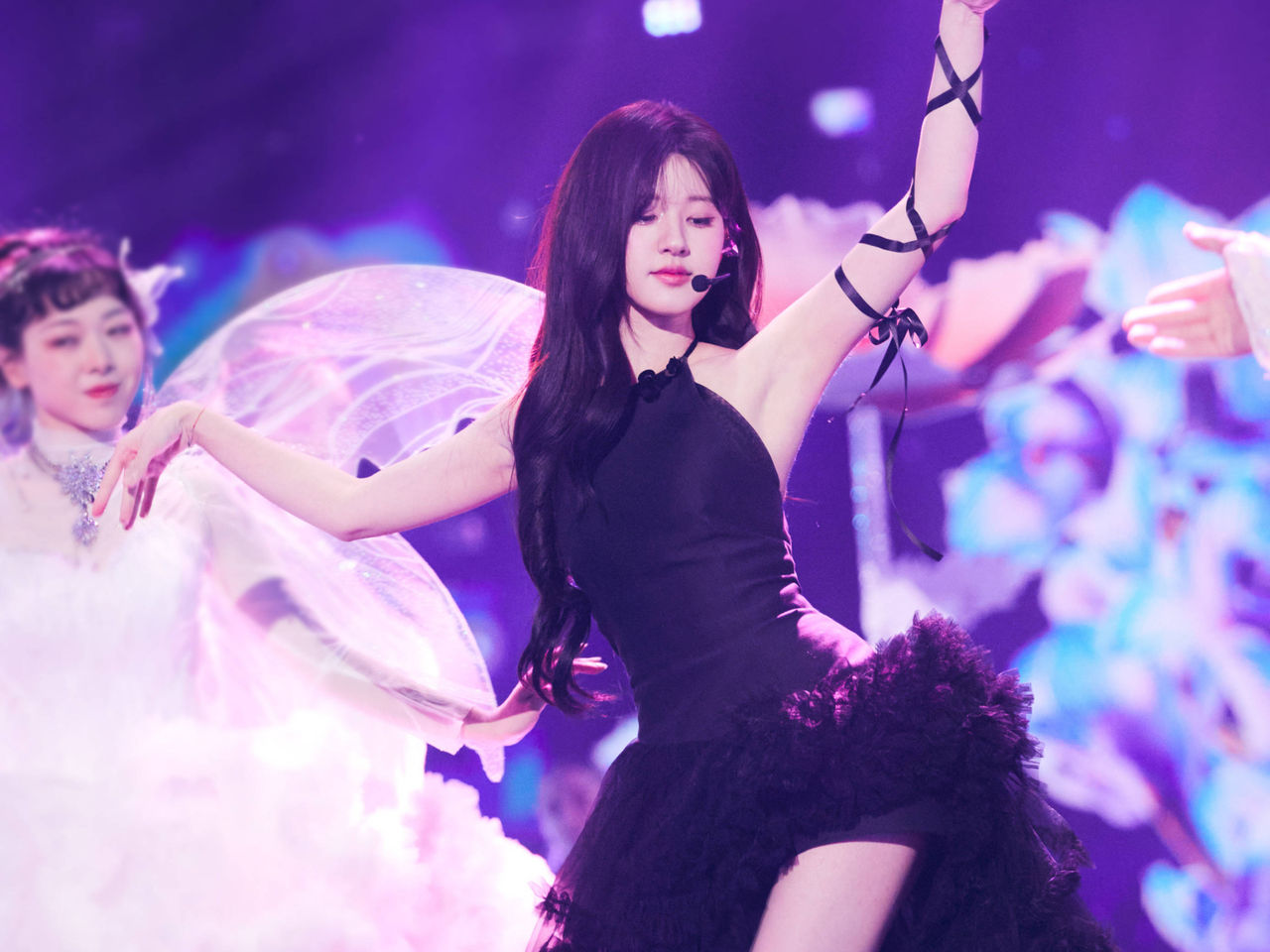 趙露思跨年「2套黑色禮服」美成天仙！ 放送筆直長腿唱跳電暈 | ET Fashion | ETtoday新聞雲