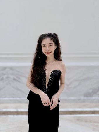 Albee尾牙「深V透視現身」半邊外露！轉身藏紅色亮點 超辣戰袍全被拍 | ETtoday星光雲 | ETtoday新聞雲