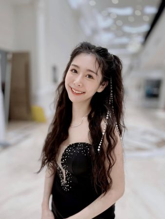 Albee尾牙「深V透視現身」半邊外露！轉身藏紅色亮點 超辣戰袍全被拍 | ETtoday星光雲 | ETtoday新聞雲