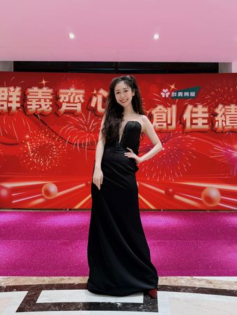 Albee尾牙「深V透視現身」半邊外露！轉身藏紅色亮點 超辣戰袍全被拍 | ETtoday星光雲 | ETtoday新聞雲