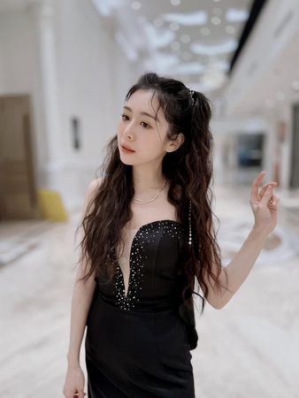 Albee尾牙「深V透視現身」半邊外露！轉身藏紅色亮點 超辣戰袍全被拍 | ETtoday星光雲 | ETtoday新聞雲