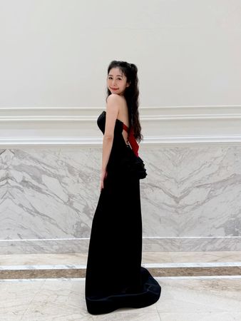 Albee尾牙「深V透視現身」半邊外露！轉身藏紅色亮點 超辣戰袍全被拍 | ETtoday星光雲 | ETtoday新聞雲