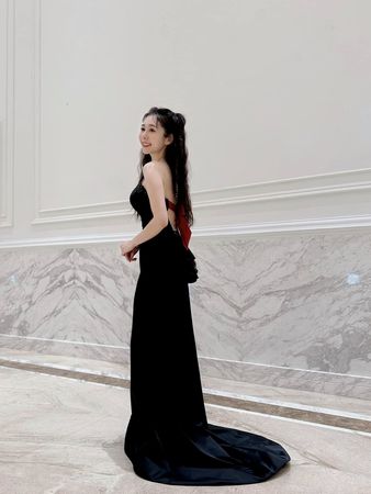 Albee尾牙「深V透視現身」半邊外露！轉身藏紅色亮點 超辣戰袍全被拍 | ETtoday星光雲 | ETtoday新聞雲