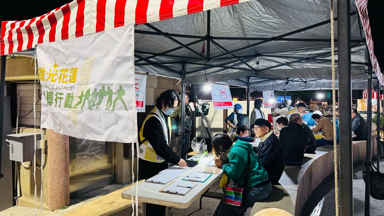 [新聞] 花蓮罷團突發聲明「不銷毀志工協議」罷免支持者急喊：把個資還我 - HatePolitics板 - Disp BBS