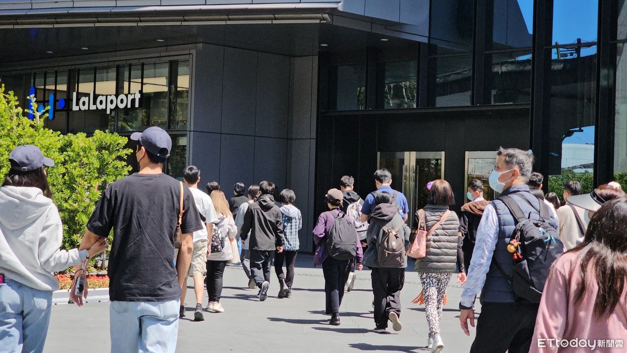 南港LaLaport首個周六人潮曝！哈利波特發整理券4點後入場 LOPIA保冷袋狂賣千個 | ET Fashion | ETtoday新聞雲