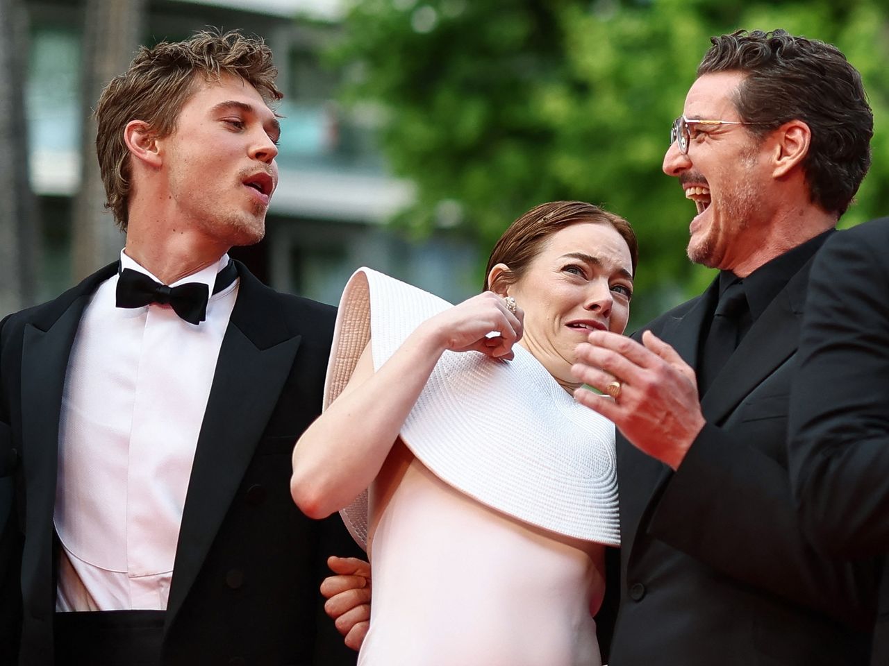 艾瑪史東被蜜蜂嚇到 LV大領片禮服救回優雅 - PressMega