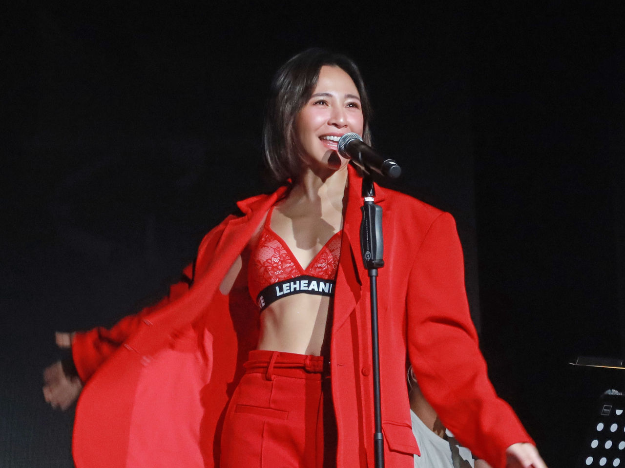 梁文音破尺度西裝大開！ 「蕾絲豔紅bra」全看光辣爆了 | ETtoday星光雲 | ETtoday新聞雲