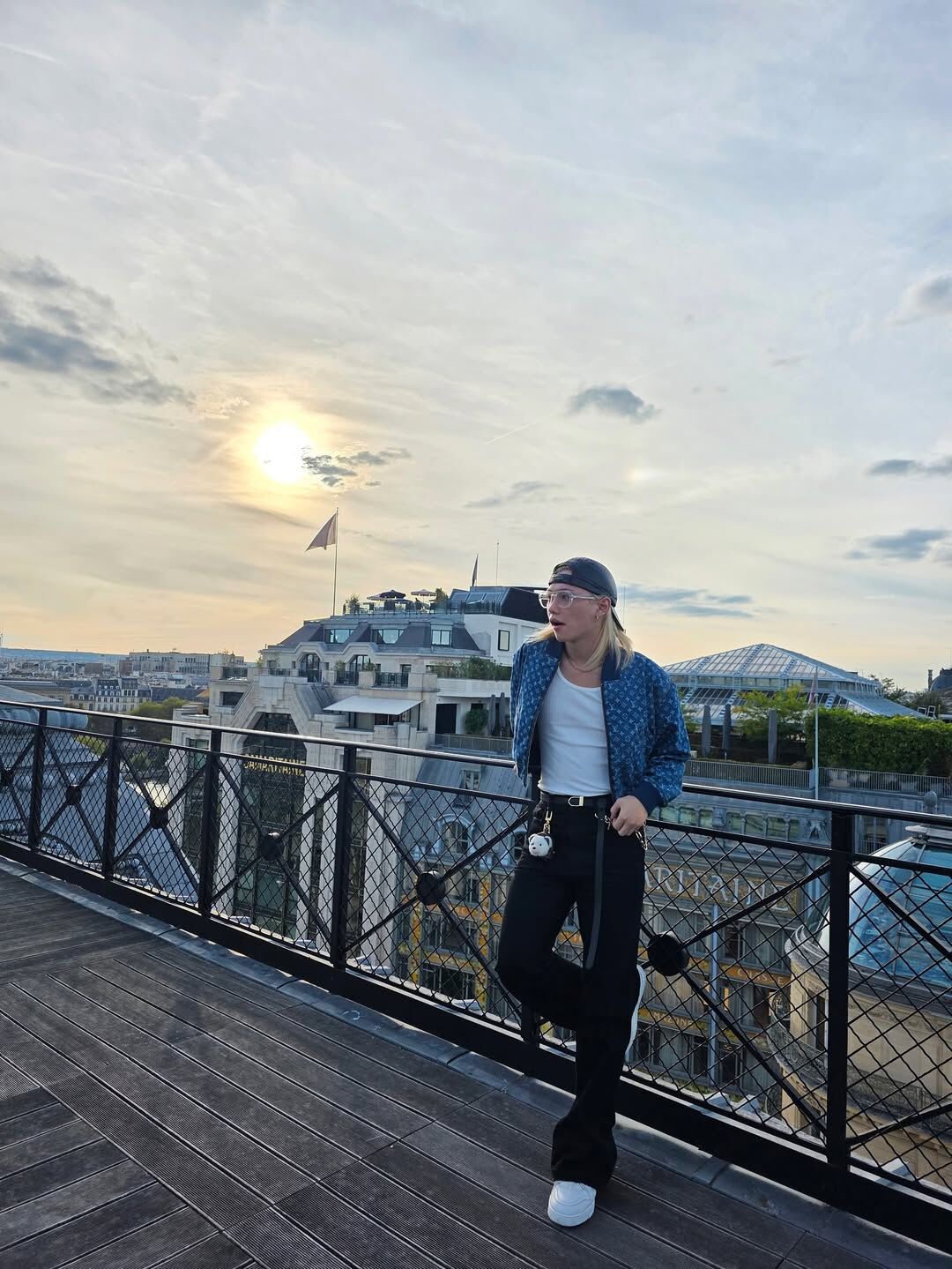 大秀直播／Lisa、Felix飛巴黎背同款LV包 9/30晚上6點半一起看秀 | ET Fashion | ETtoday新聞雲