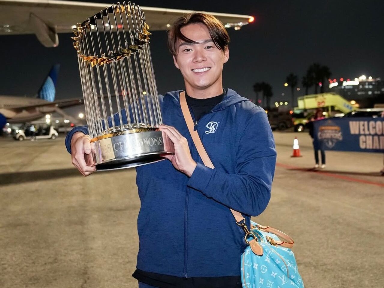 山本由伸捧冠軍獎盃秀37萬LV包 愛戴千萬RICHARD MILLE名錶 | ET Fashion | ETtoday新聞雲