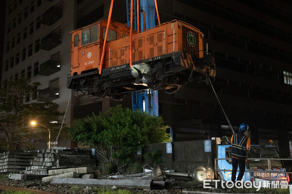 鐵道迷注意！哈瑪星園區展示+1 「DL-2003貨車移動機」來高雄了 | ETtoday生活新聞 | ETtoday新聞雲