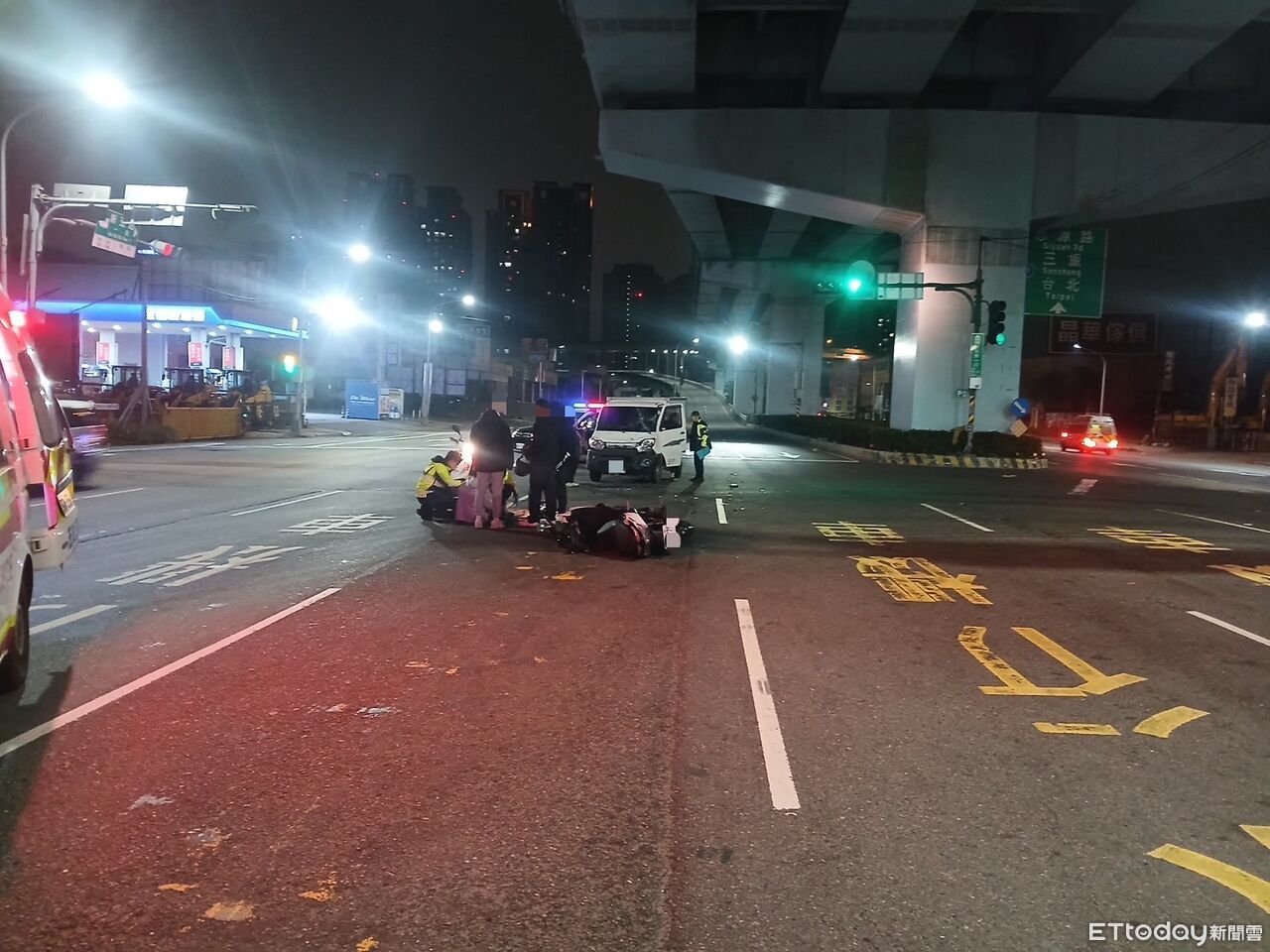 新北小貨車撞機車！71歲駕駛闖紅燈肇禍 2男噴飛1人骨折 | ETtoday社會新聞 | ETtoday新聞雲